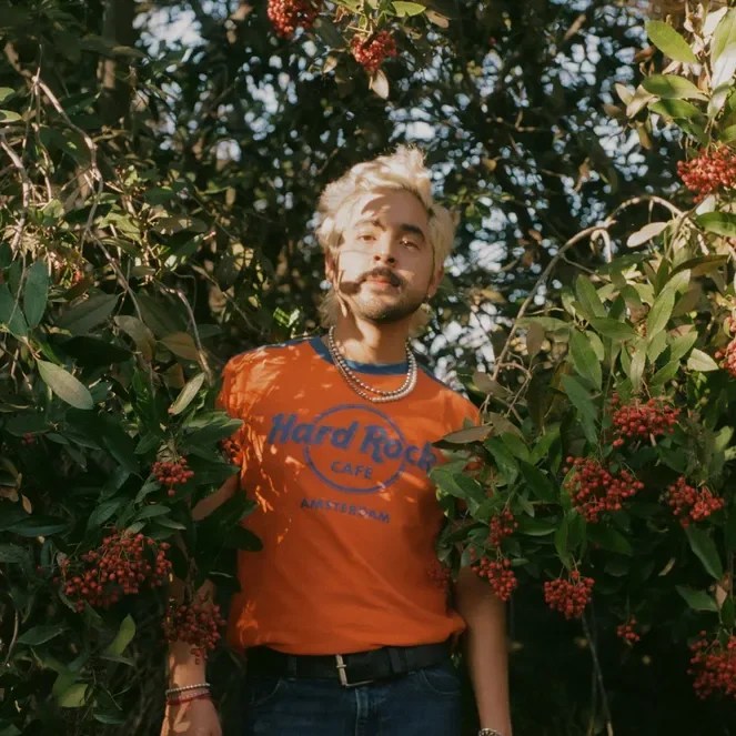 Johnny Cisneros lanza «NEEDY», una oda al amor incondicional – MUSIKYMAS.CL