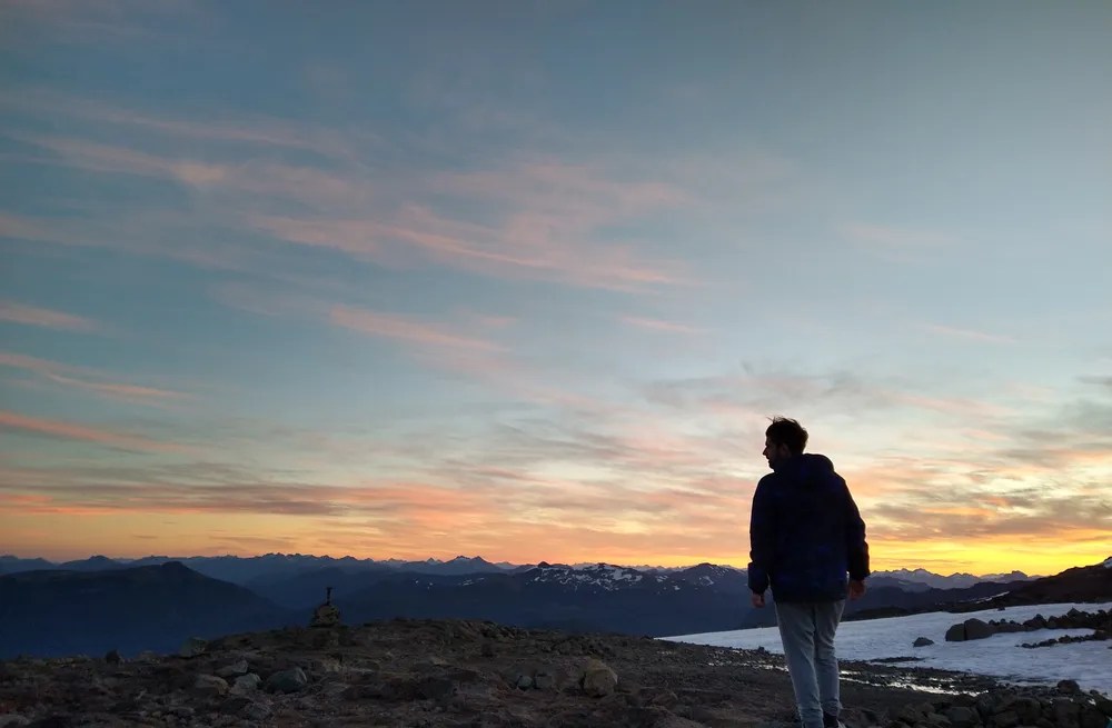 Vigner lanza “TRAPPED”: rock, pop y rap en una explosión introspectiva ...